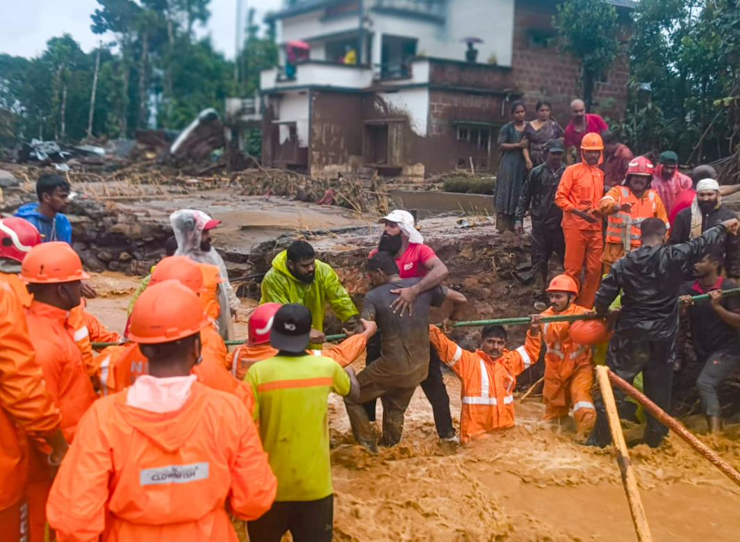 పెరుగుతున్న మృతులు.. కేరళలో కొండచరియల భీభత్సం | Kerala: landslides in ...