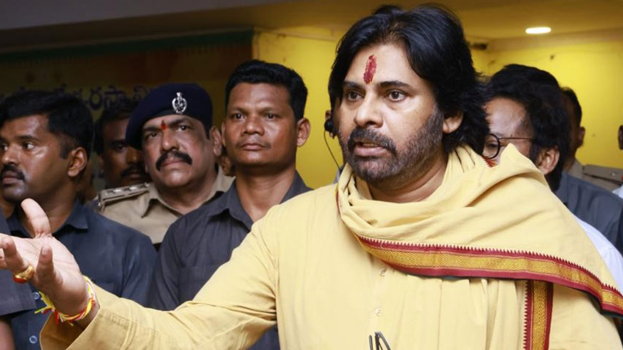 Pawan spots BJP|బీజేపీని ఇరకాటంలోకి నెట్టేసిన పవన్ | Pawan Kalyan Vs Telangana BJP